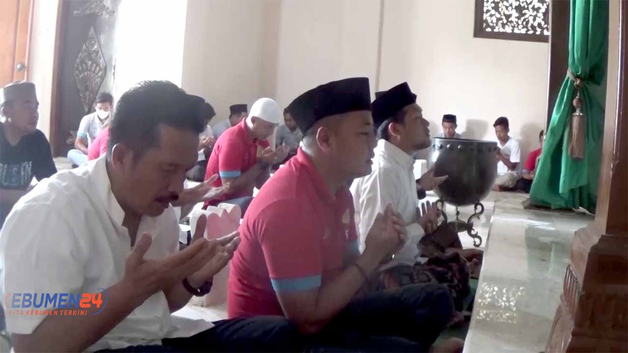 Jelang Berlaga di Liga 3 Nasional, Persak Kebumen Ziarah ke Makam Joko ...